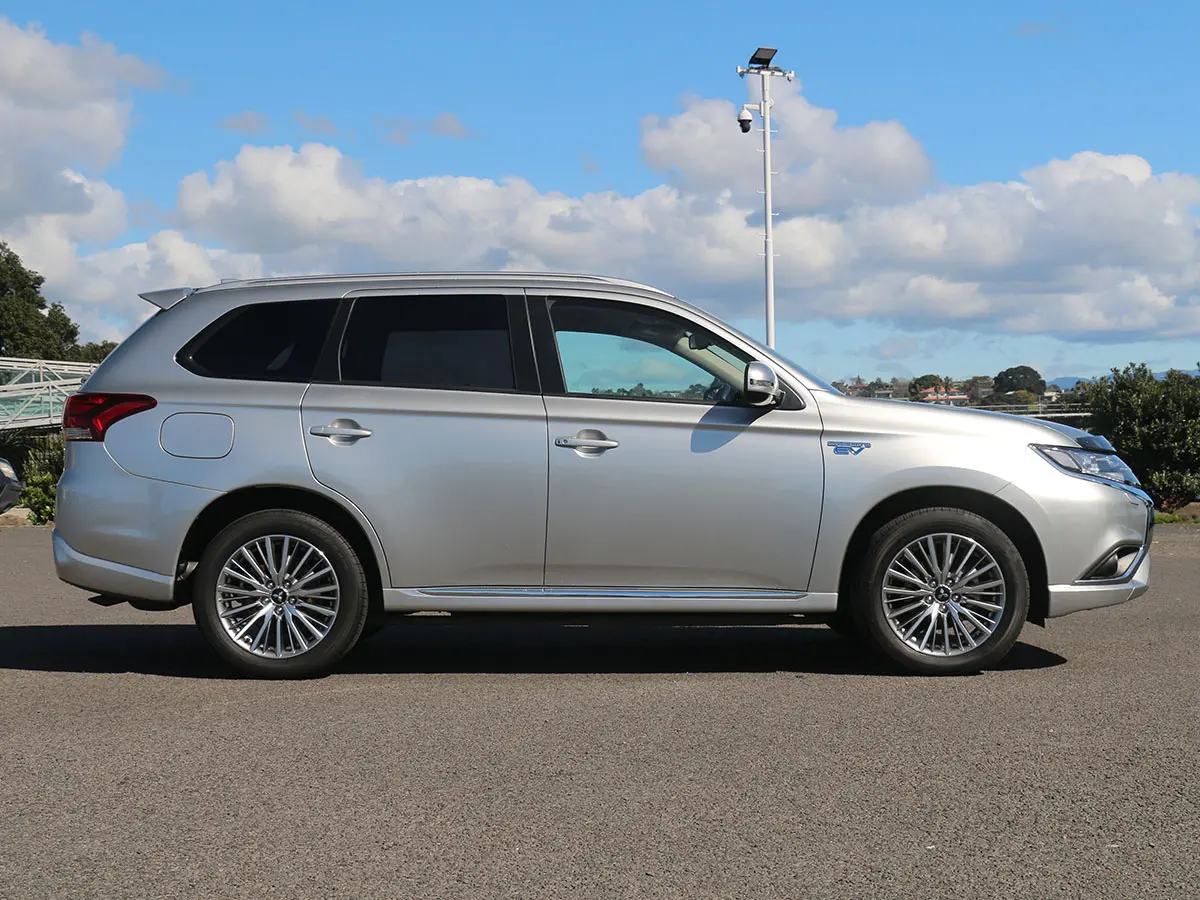 2021 Mitsubishi Outlander PHEV XLS 94kw 4WD - Bay City Mitsubishi