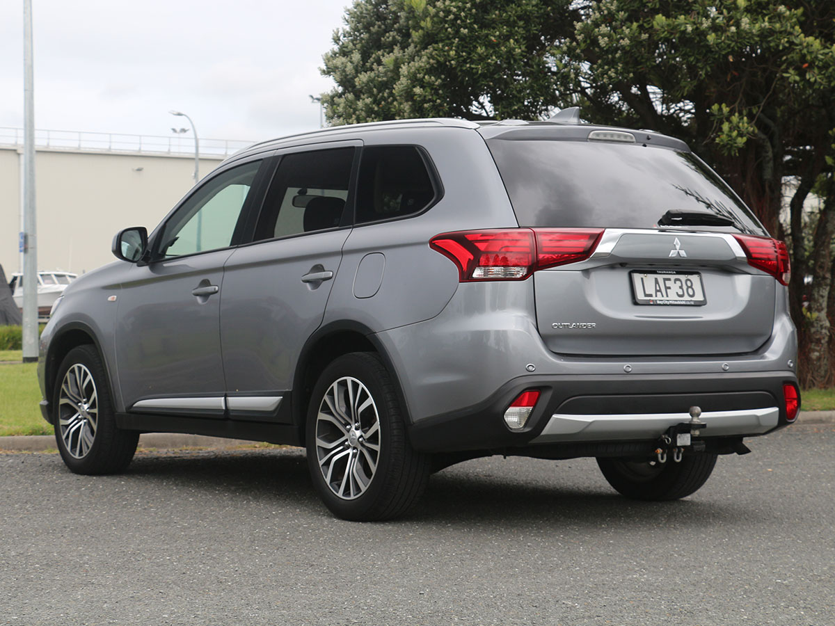 2017 Mitsubishi Outlander LS 2.4L Petrol 4wd 7 Seater Automatic - Bay ...