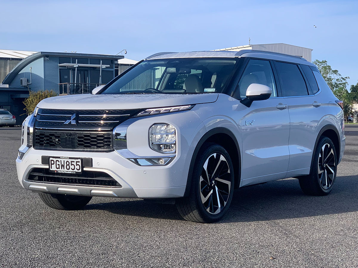 2022 Mitsubishi Outlander PHEV VRX - Bay City Mitsubishi